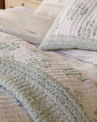 How to Mix and Match Patterned Bedding - How to Decorate