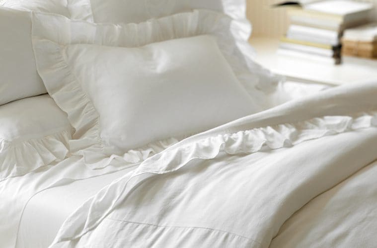 Video: How to Stuff a Duvet - How to Decorate