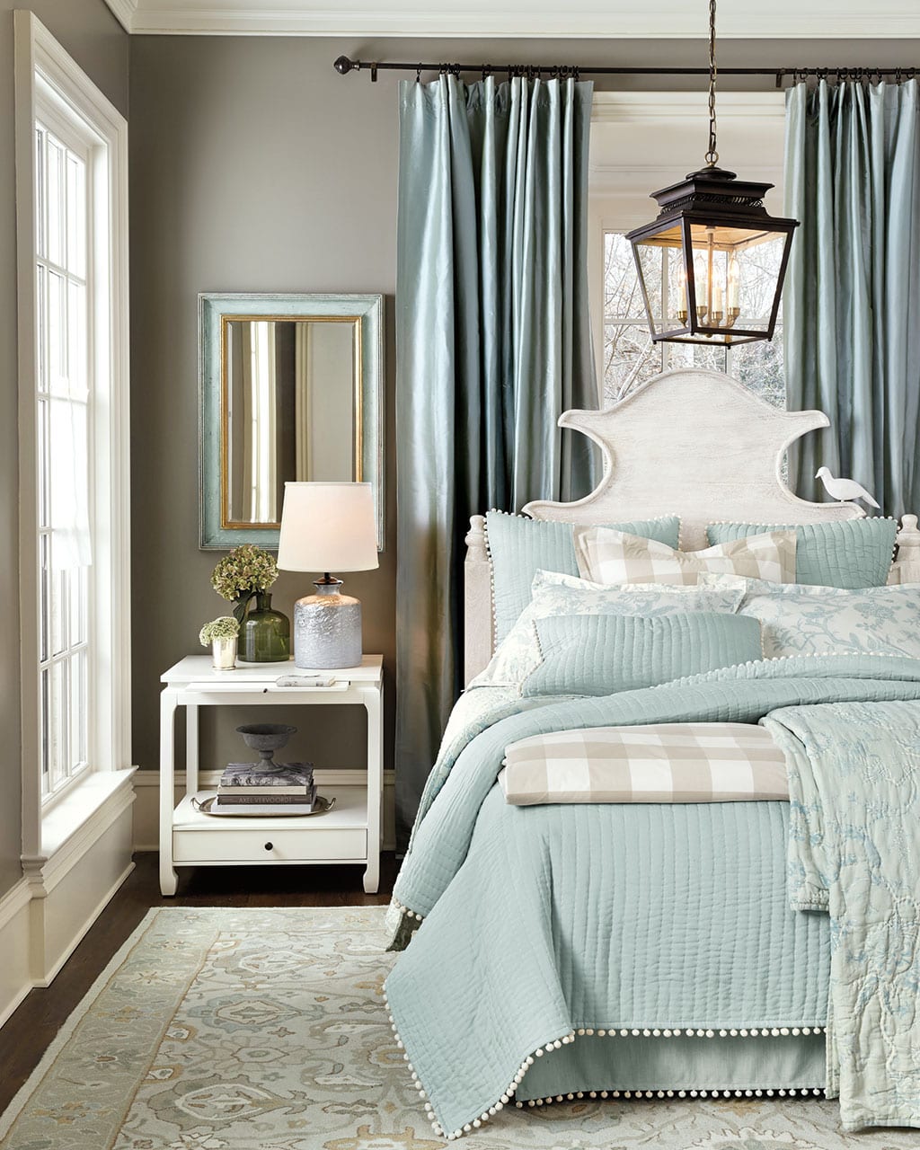 10 Ways to Place Your Bed in Front of a Window - How to Decorate