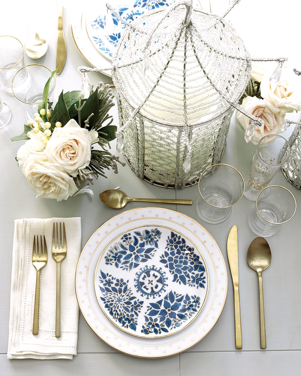 A Blue & White Table Setting for Any Occasion - How to Decorate