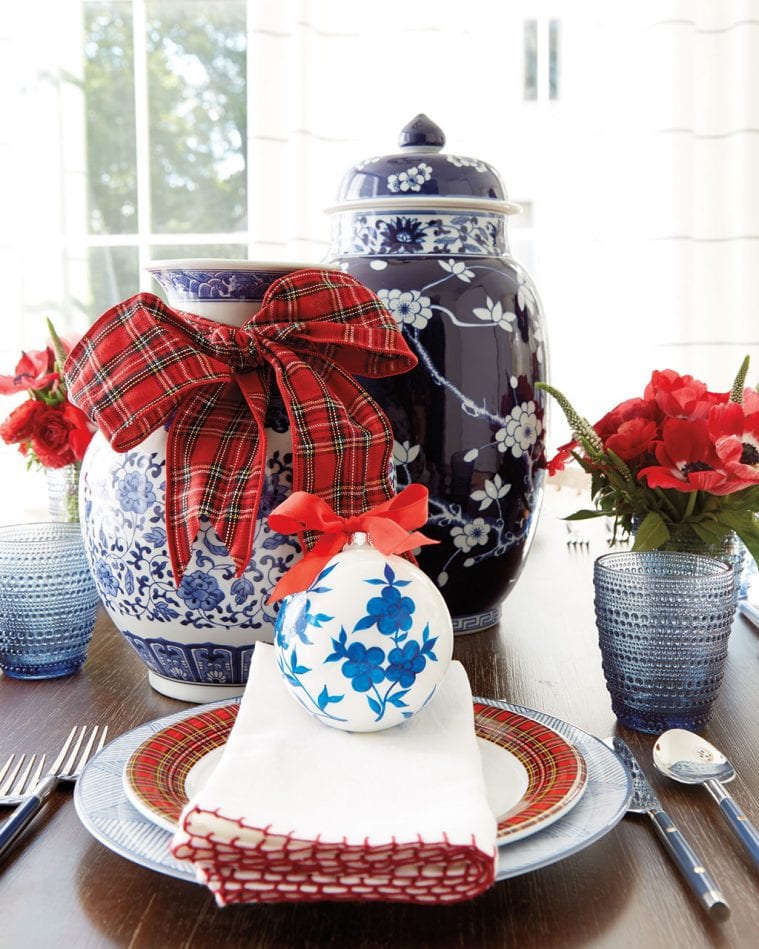 3 Chic Table Settings for Your Holiday Dinner - How to Decorate