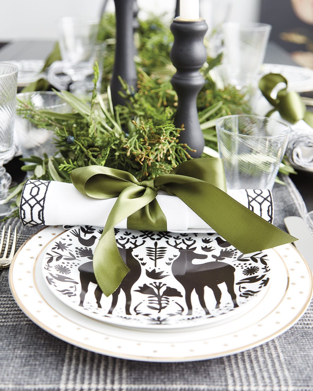 3 Chic Table Settings for Your Holiday Dinner - How to Decorate
