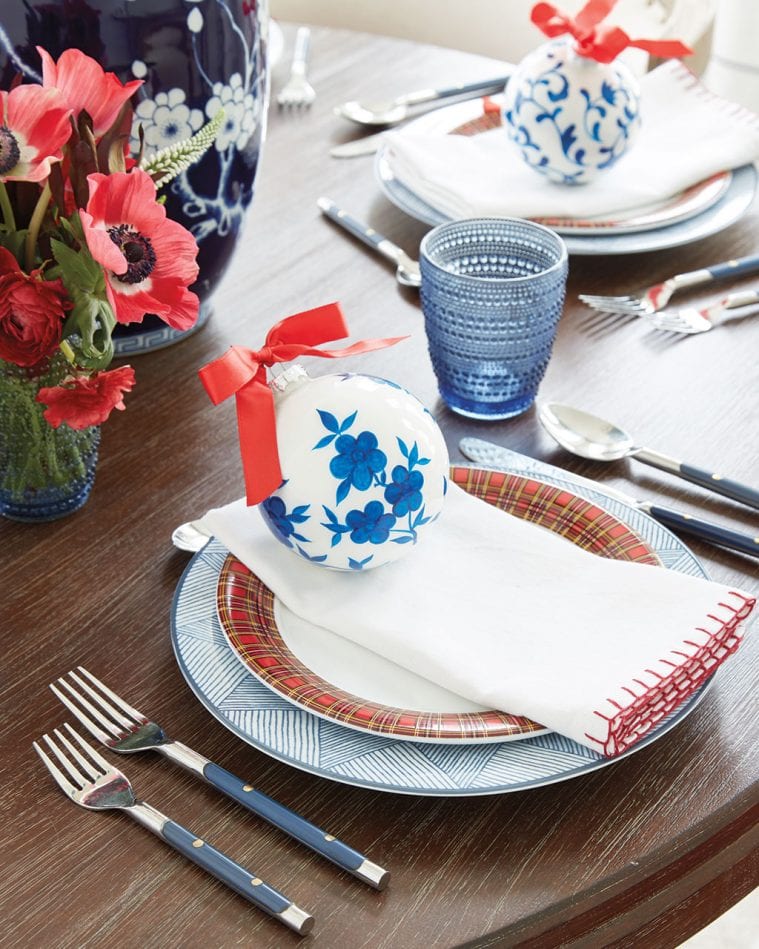 3 Chic Table Settings for Your Holiday Dinner - How to Decorate