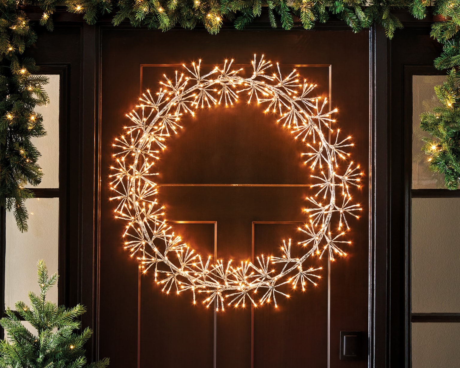 Large Wreath or Small Wreath? How to Choose for Your Front Door